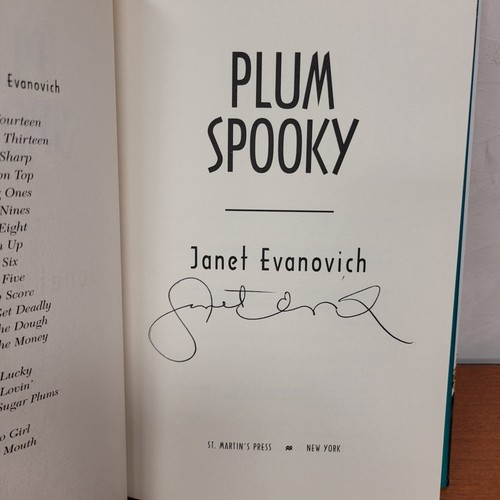 Plum Spooky by Janet Evanovich ~ SIGNED First Edition First Printing HC ...