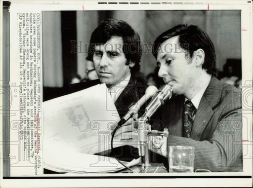 1973 Press Photo Donald Segretti and attorney view papers at Watergate ...