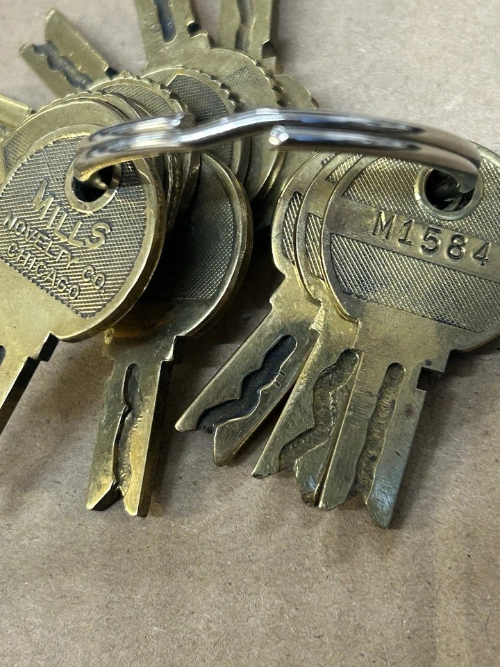 Lot of 12 VINTAGE Old Slot Machine Keys or GUM gumball vendor some ...