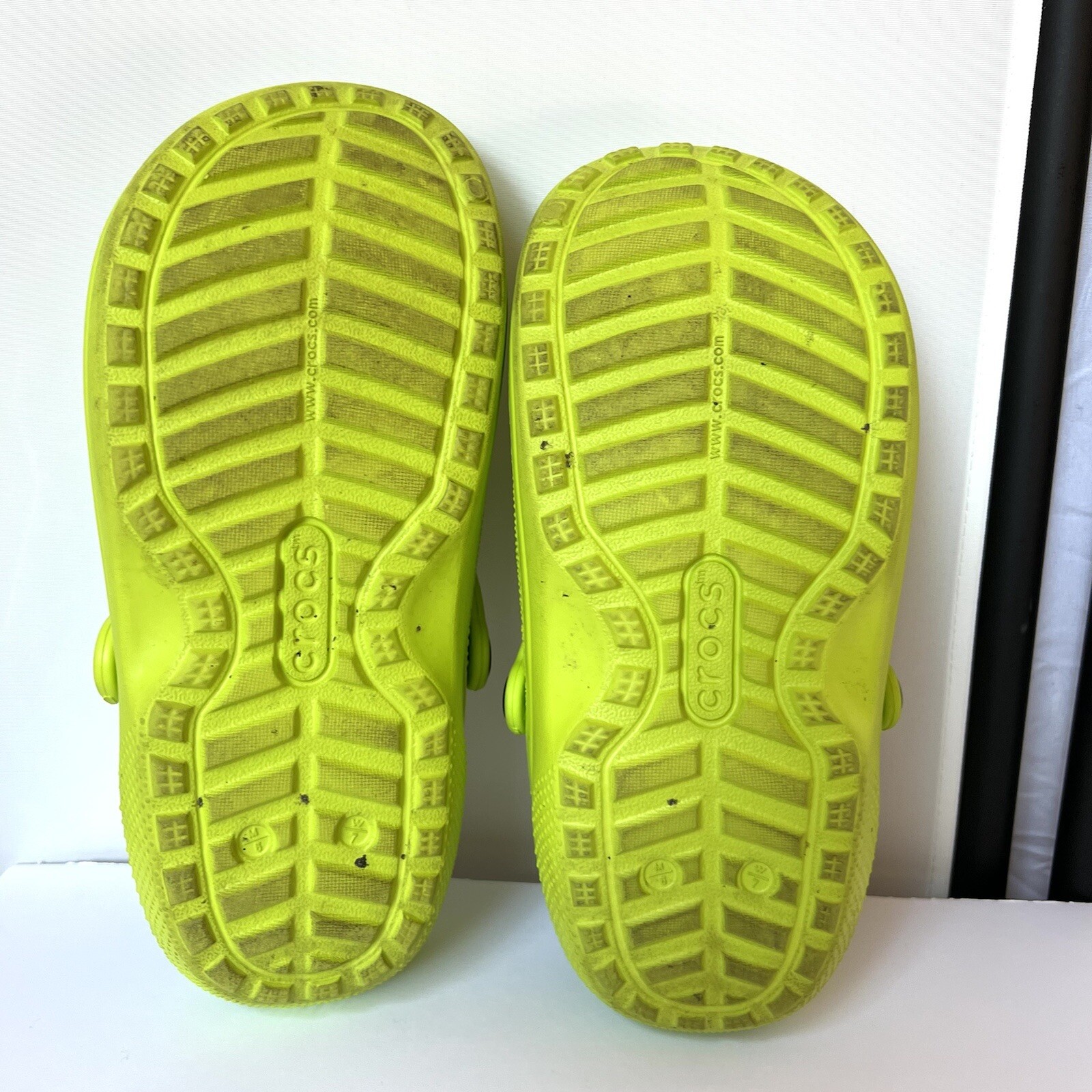 Crocs Womens 7 or Mens 5 Slip on Comfort Shoes highlighter Yellow Fur ...
