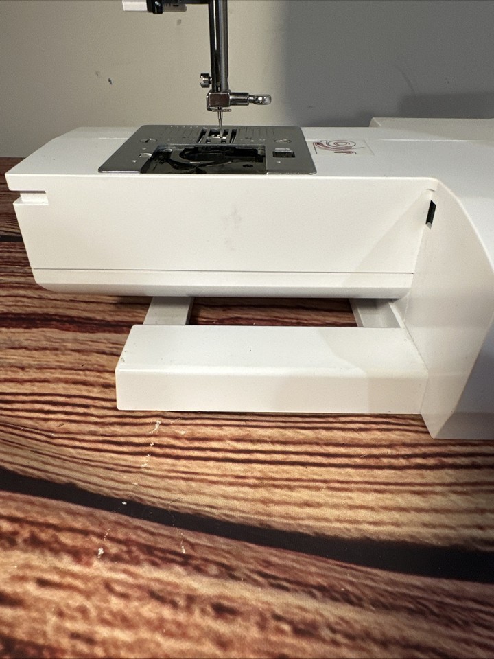 Singer Superb 2010 Computerized Programmable Sewing Machine W/ Pedal ...