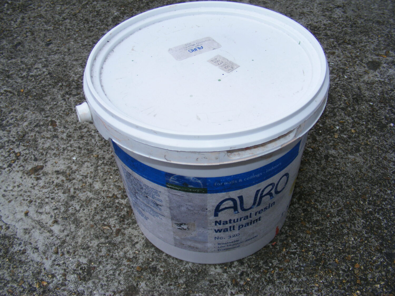 AURO wall paint - pale red / strawberry milksake - 2.5L - natural ...