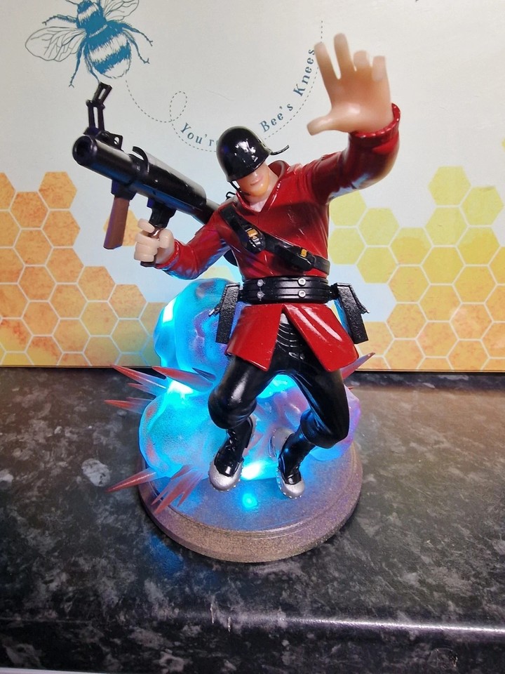 Team fortress 2 Soldier figure Lamp 3D Resin Hand Peint USB POWER 5.5 ...
