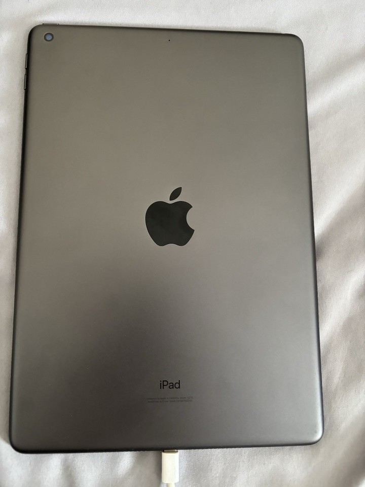 Apple iPad 8th Generation A2270 32GB, WiFi, Space Gray, 10.2" (See pics ...