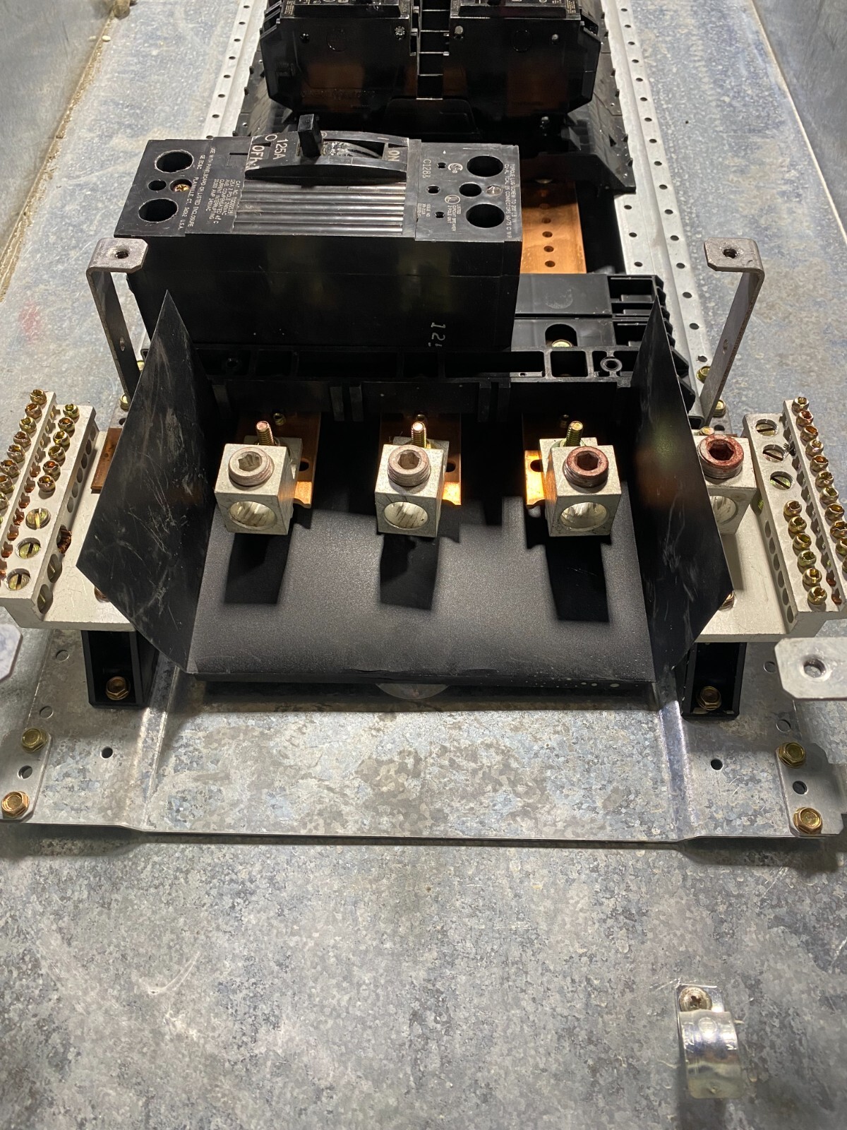 GE AQF3422MBX Panelboard 225 AMP 208Y/120V 3 Phase 4W 42 Circuit THQB ...