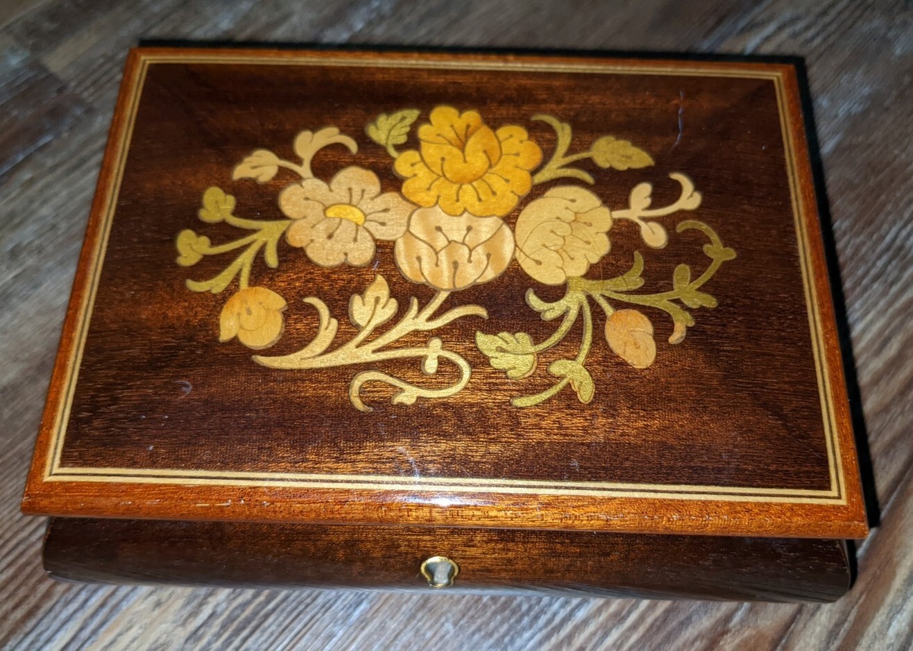 Notturno Intarsio Italy wooden inlay music box "Three Coins in the ...