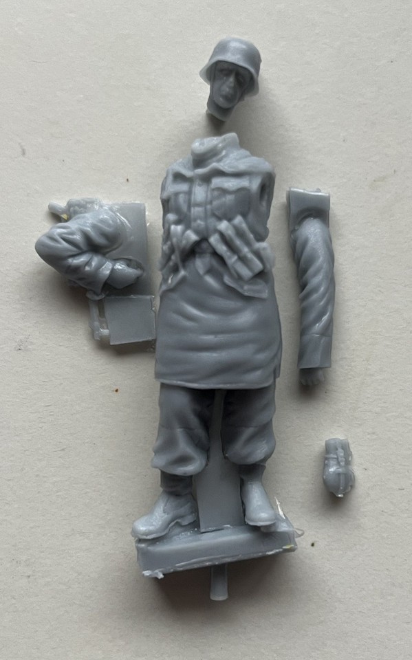 1/35 RESIN GERMAN SOLDIER IN WINTER COAT STANDING WITH MP 40 | eBay UK