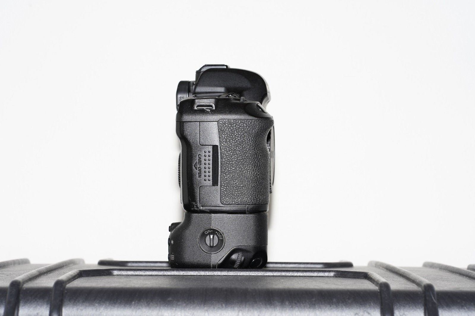 Canon EOS 5D Mark II Camera body plus BG-E6 Battery Grip - Low Shutter ...