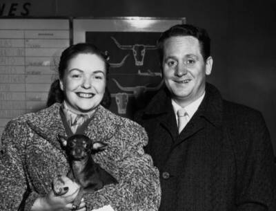 American Jazz Musician Les Paul And His Wife Singer And Guitarist Old ...