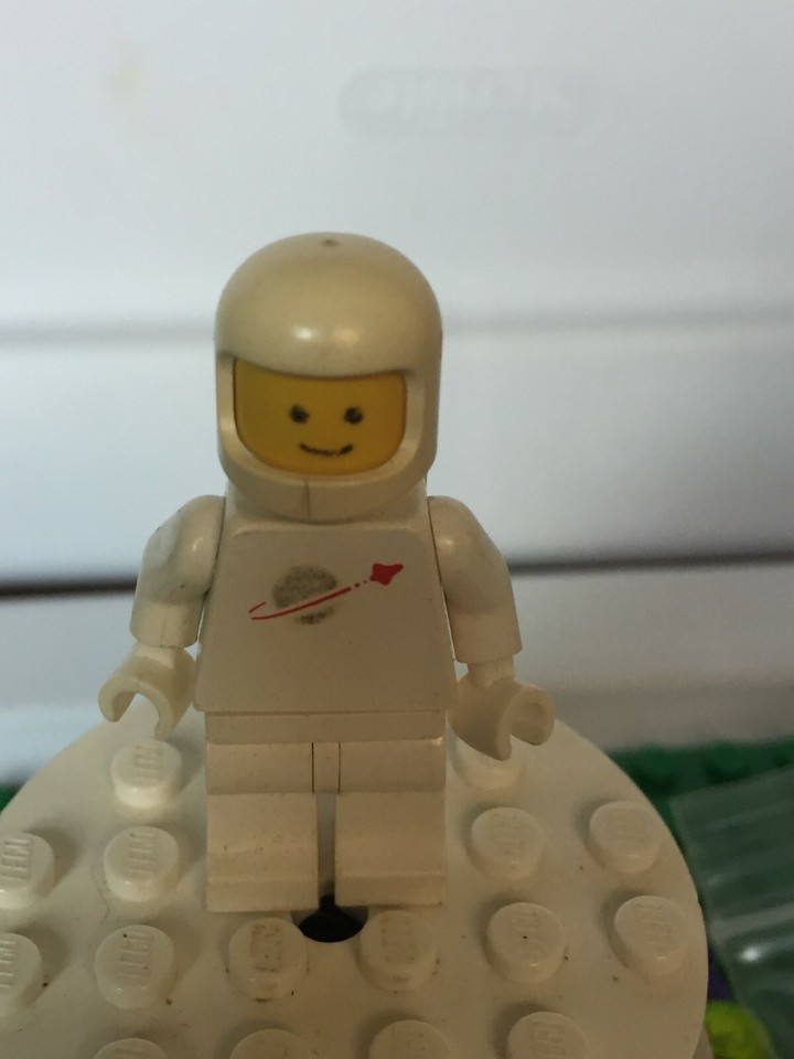 LEGO- CLASSIC SPACE & FUTURON MINIFIGURES- YOU PICK FROM LIST- CHOOSE ...