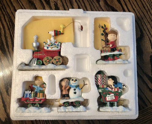 Danbury Mint Peanuts Christmas Train Decoration, Snoopy, Charlie Brown ...