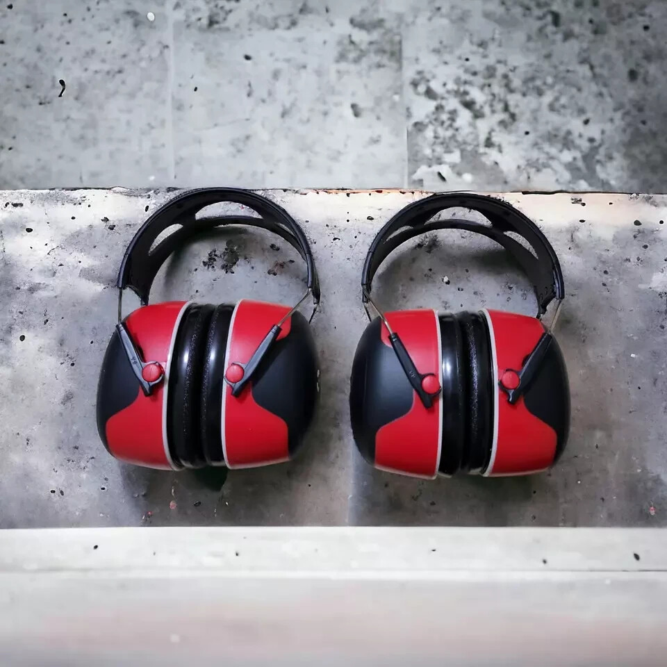 3M Pro-Grade Black/Red NRR 30dB Lightweight & Adjustable Noise-Reducing ...