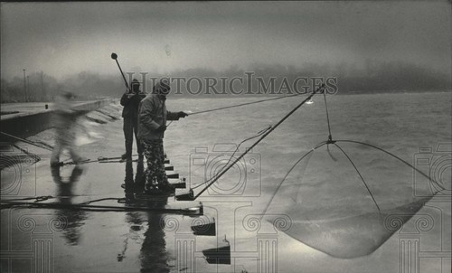 1987 Press Photo Smelt fisherman casting nets at McKinley Marina ...