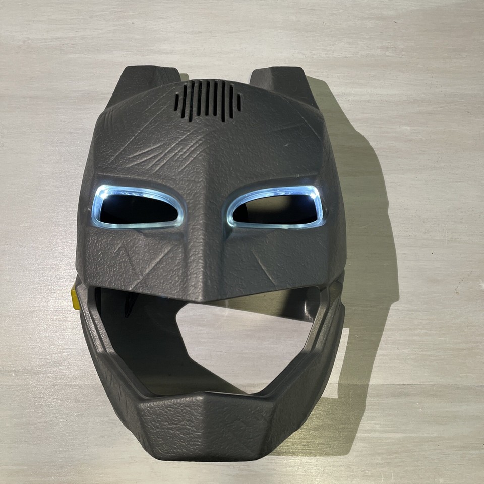 Batman Talking Helmet Face Mask Lights and Sounds Voice Changer DC ...