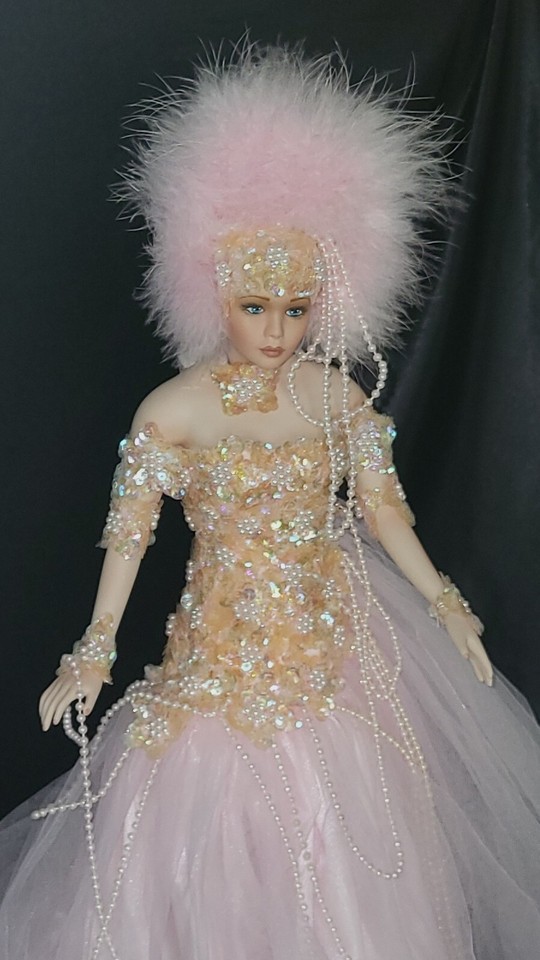 RARE " VEGAS " SHOW GIRL By RUSTIE. TORY Award 18" Porcelain Doll. MINT ...