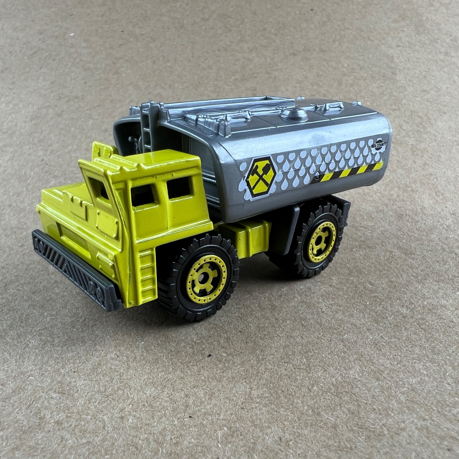 Matchbox MBX Construction Water Worker Tank Truck Green 1:64 Diecast ...