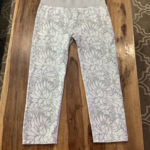 Fabletics Cropped Leggings Women's Size M 28x21 Gray Floral | eBay