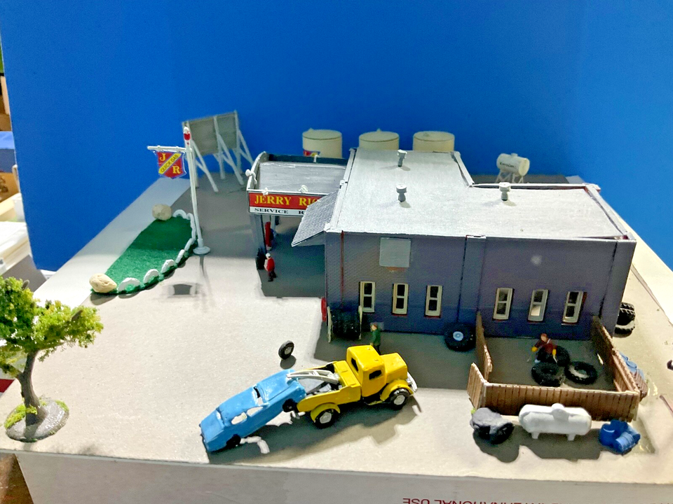 N SCALE DPM BUILDING JERRY RIGGS QUICK SERVICE WITH PARKING LOT/PEOPLE ...