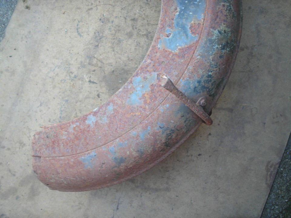 Velocette 350 500 MAC MSS swingarm type ? RUSTY rear back mudguard ...