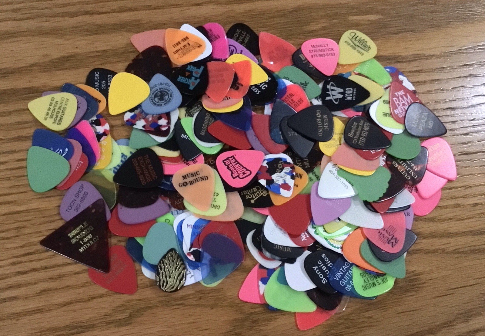Lot of 200 Assorted Guitar Picks Pick Lot Various Shapes, Gauges ...