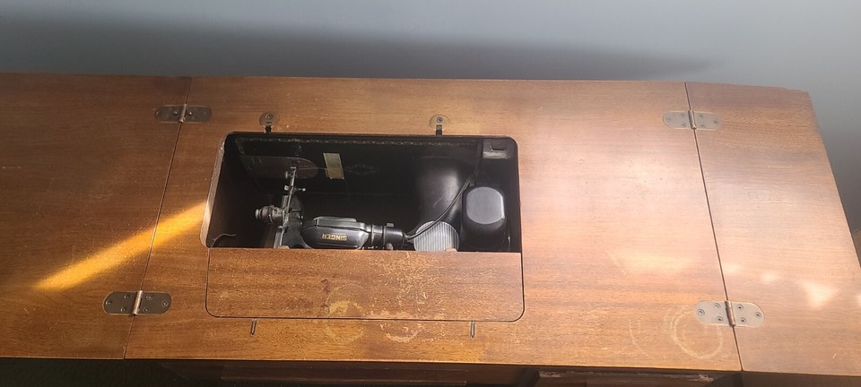 1955 Vintage SINGER 15-91 Sewing Machine In Hideaway Wood Table With ...