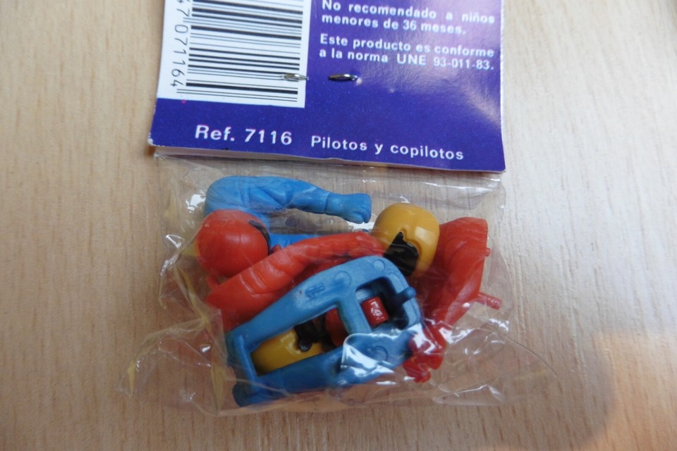 SEALED VINTAGE SCALEXTRIC SRS DRIVERS (2 drivers & 2 navigators ) MADE ...