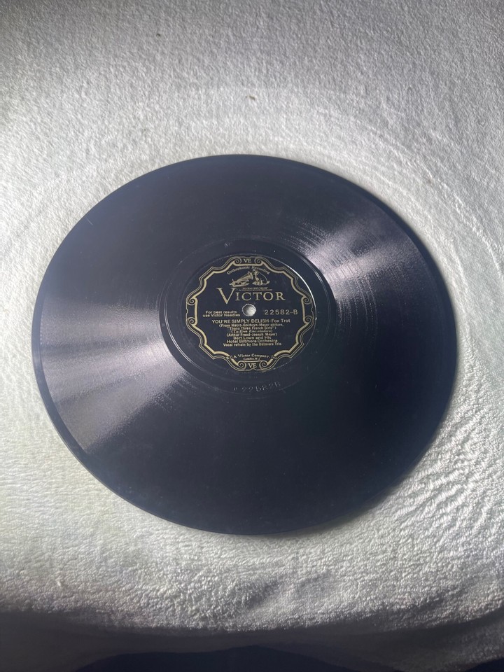 VICTOR Record 78 rpm 22582 THEN YOUR LIPS MET MINE / YOURE SIMPLY ...