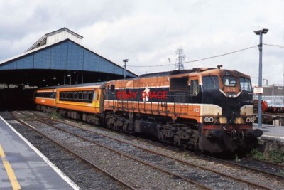 PHOTO IRISH RAIL 071 CLASS DIESEL LOCOMOTIVE 082 IN LIMERICK STATION ...