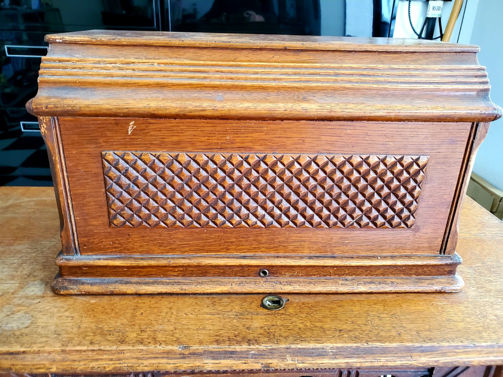 Antique 1887 Singer Treadle Sewing Machine with Coffin Box Cover ...