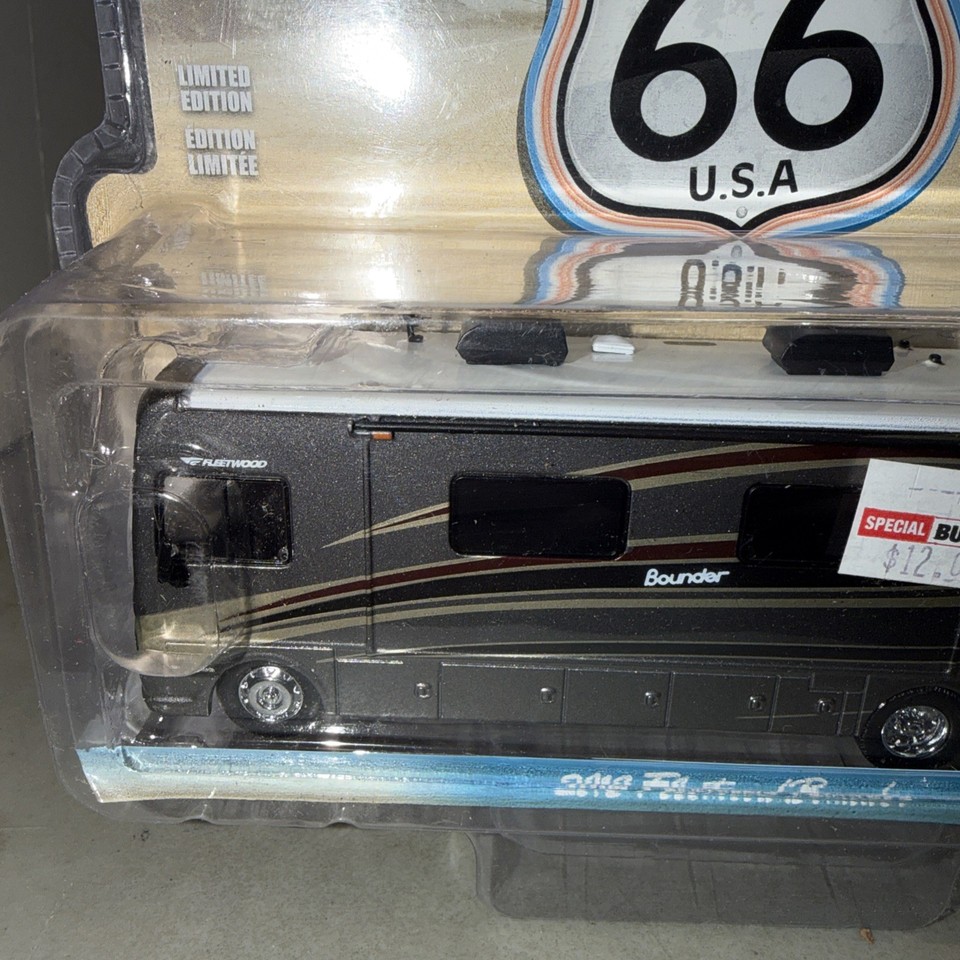 GREENLIGHT Collectibles Route 66 2016 Fleetwood Bounder Motor Home RV 1 ...