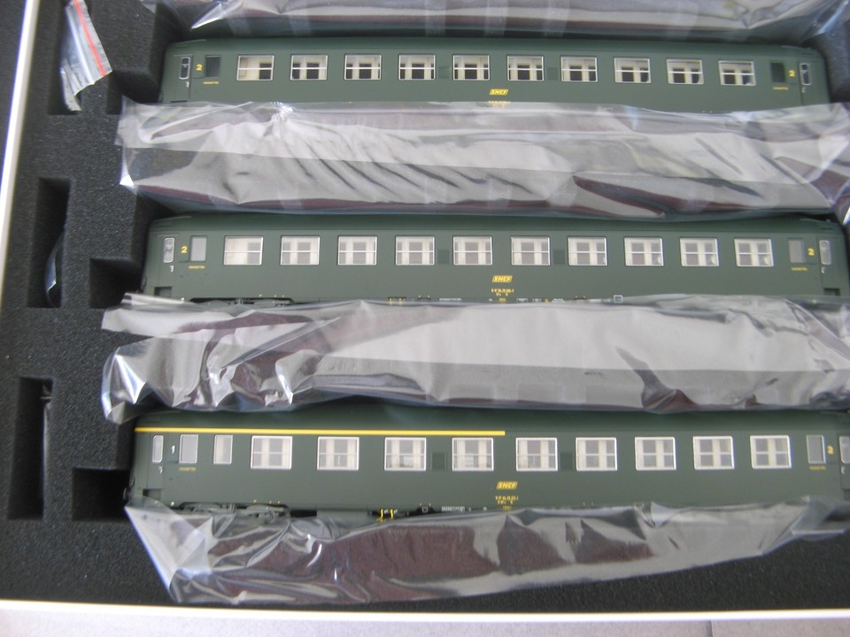 REE COFFRET 3 VOITURES UIC COUCHETTE TOIT HAUT VERT LOGO JAUNE ENCADRE ...