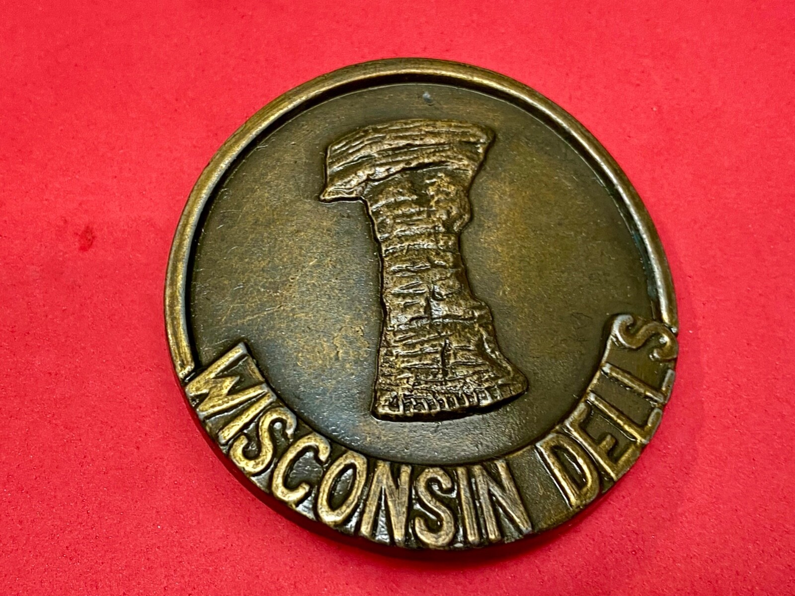 Vintage Wisconsin Dells round brass tone logo emblem … - Gem