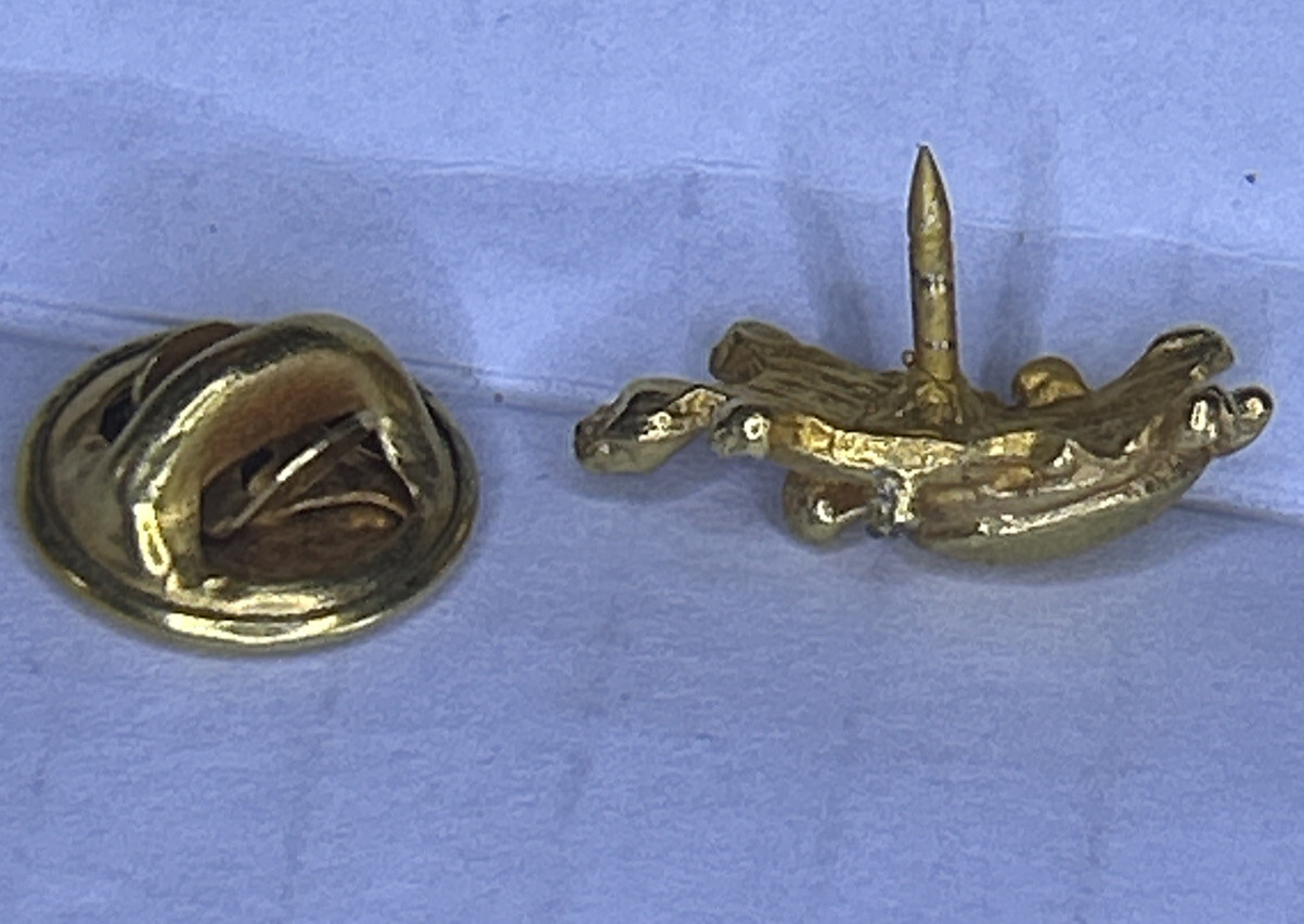 Vintage Mating Turtles Tie Tack/Lapel Pin Gold tone - Gem