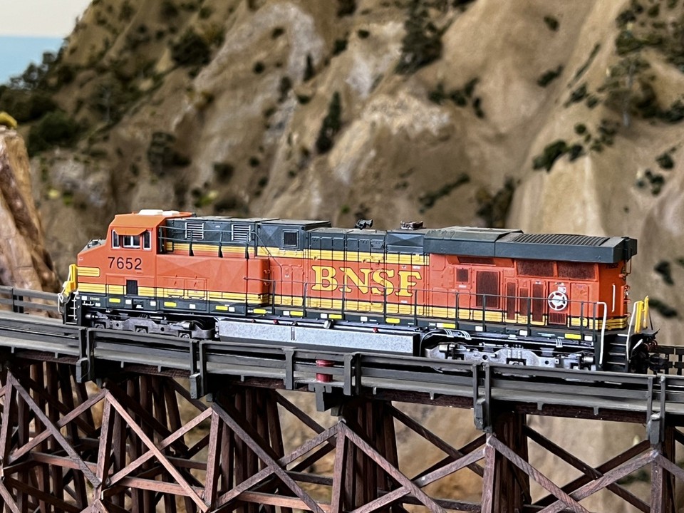 HO Scale Athearn Genesis ATHG84104 BNSF H2 ES44DC Tsunami2 DCC, Light ...