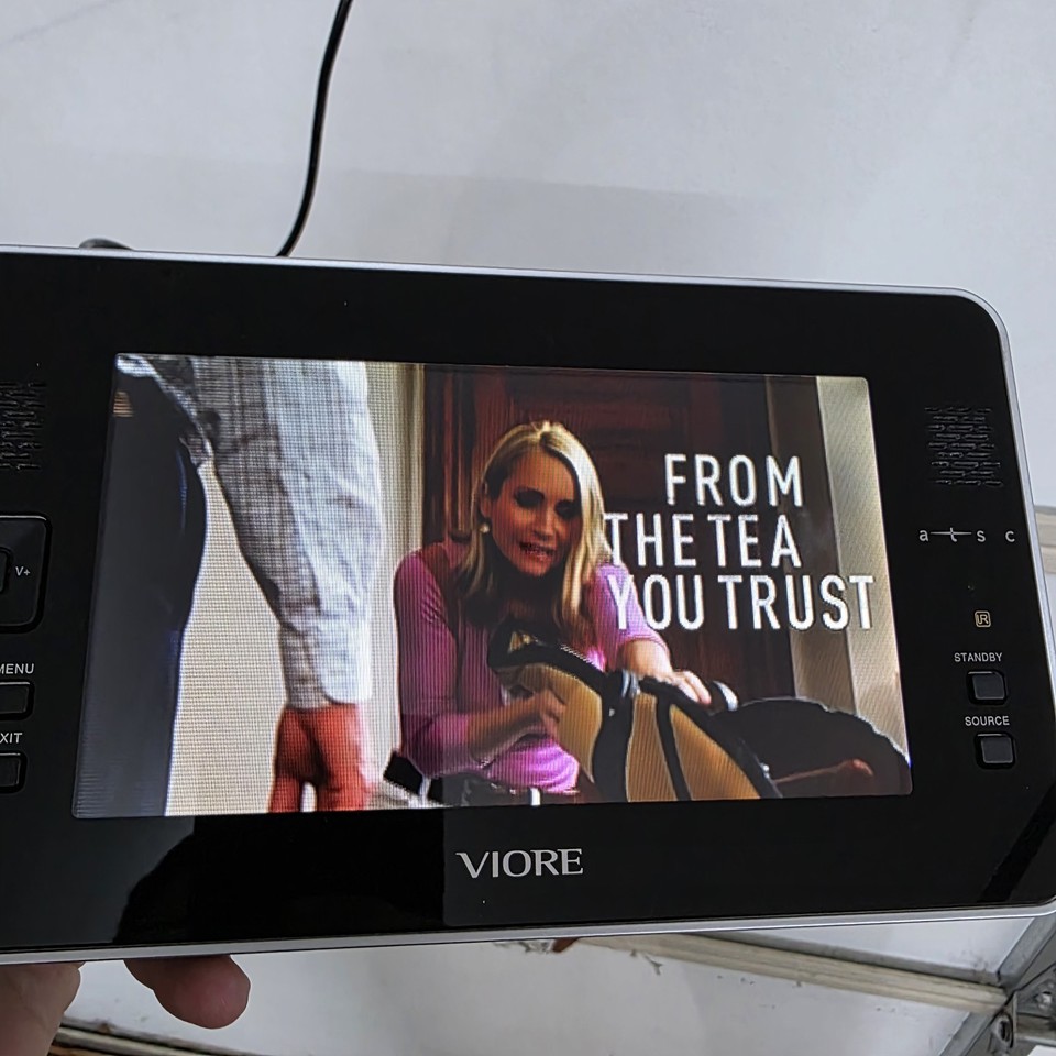 Viore PLC7V95 7" Portable LCD Television w/ Manual, Charger, Antenna ...