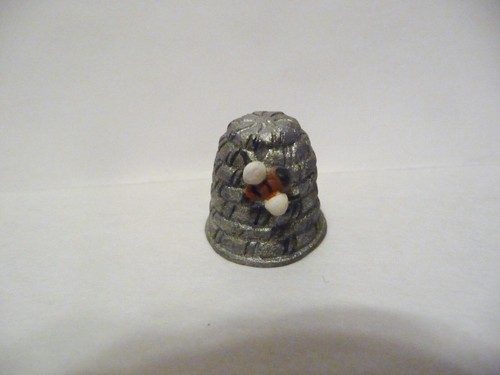 THIMBLE VINTAGE PLASTIC BEE HIVE W/A BEE AFIXED | eBay
