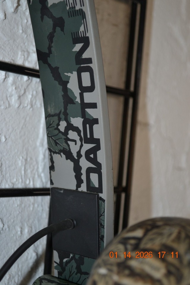 Vintage Darton Compound Bow. Right Hand. Excellent condition with ...