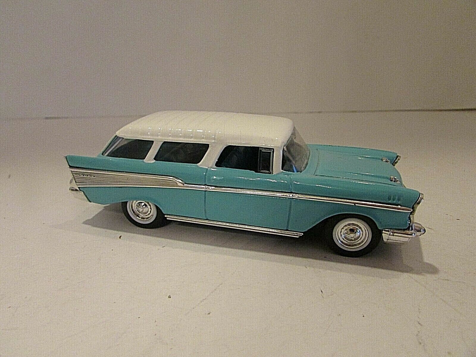 ROAD SIGNATURE DIECAST CAR 1957 CHEVY NOMAD BLUE W/WHITE HOOD 1/43 M24 ...