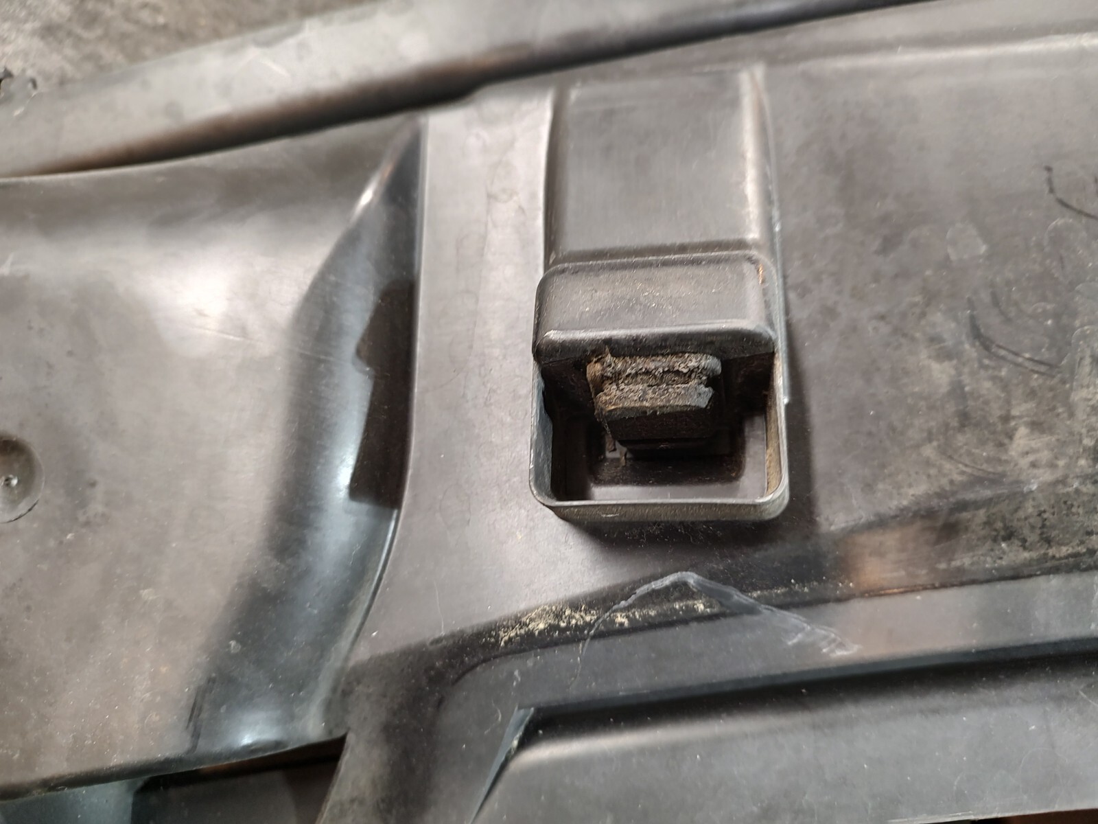 28 2008 Mercedes R350 Wiper Cowl Panel 2518800805 | Black | Plastic ...