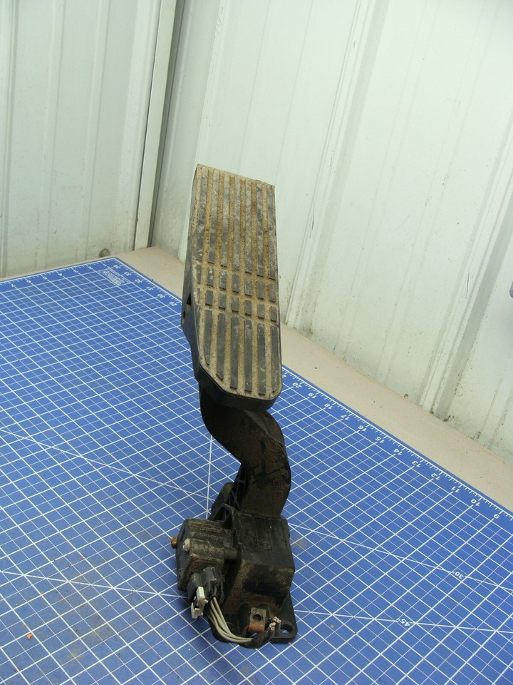 2015 FREIGHTLINER ACCELERATOR PEDAL A01-33819-000 | eBay