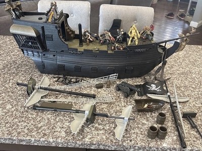 2006 Pirates of the Caribbean Ultimate Black Pearl Playset Zizzle ...