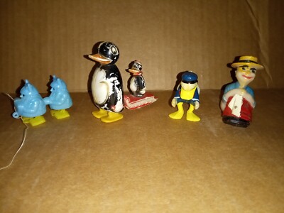 LOT OF 4 PLASTIC TOYS VINTAGE Marx RAMP WALKER Penguin DONALD DUCK ...