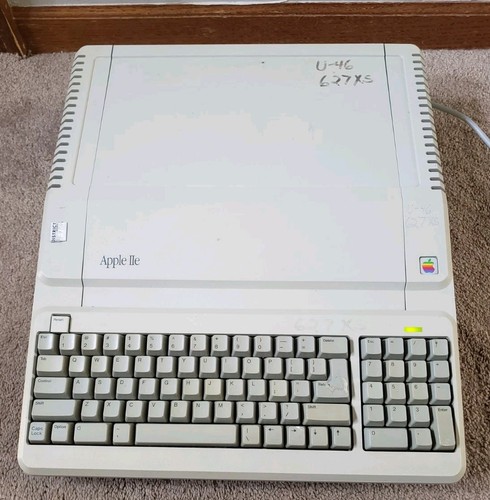 Apple IIe Computer Model A2S2128 Powers Up Untested | eBay