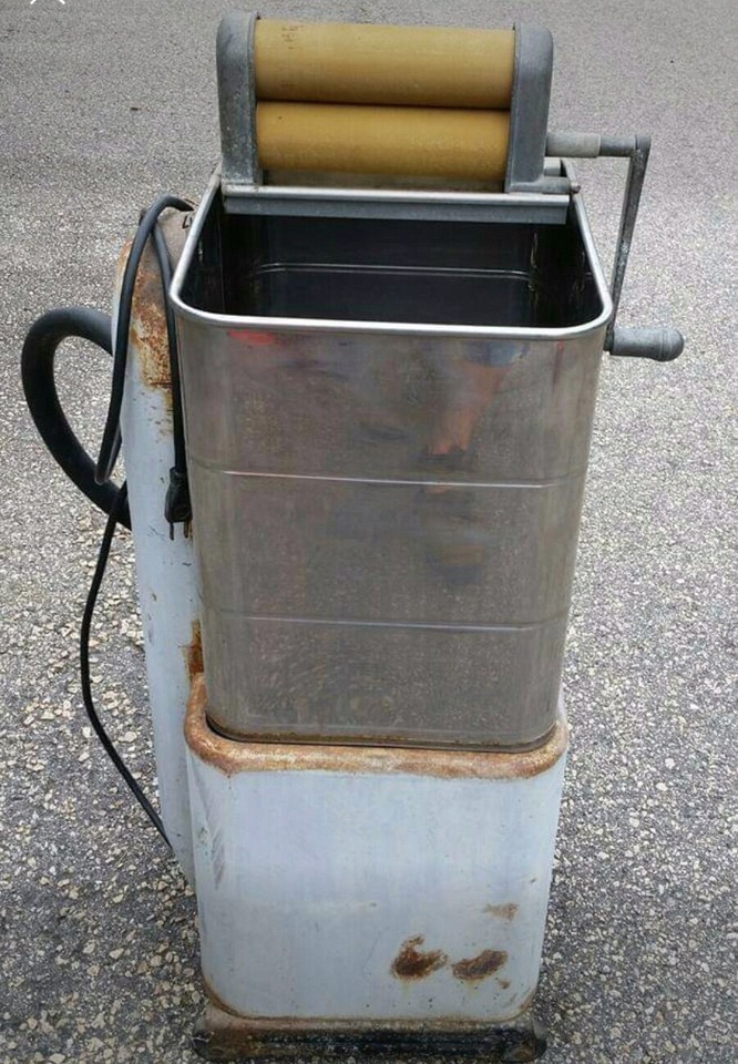 VINTAGE MONITOR PORTABLE OLD ELECTRIC WASHING MACHINE WITH HAND WRINGER ...