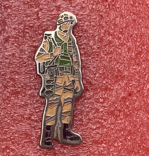 T32 Pins MILITAIRE Armée SOLDAT GUERRE GOLFE Soldier Gulf War Vintage ...