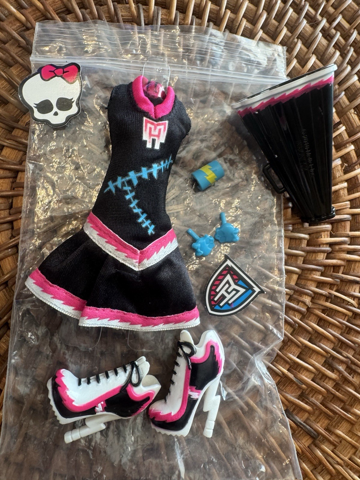Monster High Frankie Stein Fearleading Cheerleader outfit COMPLETE ...