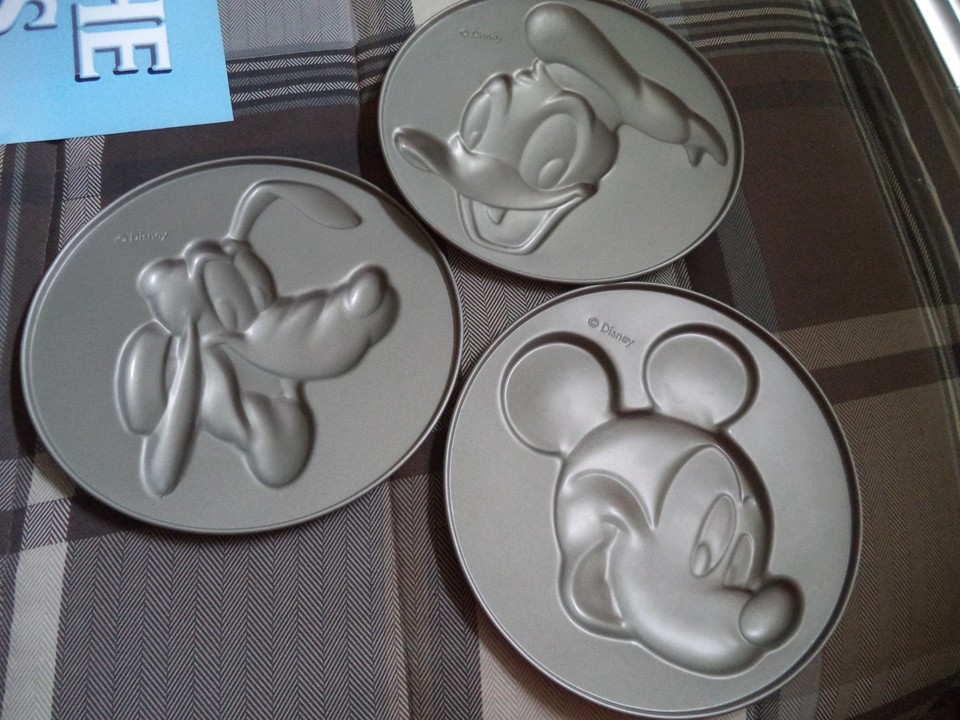 SPRINGFORM PAN WITH THREE DISNEY CHARACTERS INSERTS MICKEY, DONALD DUCK ...
