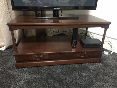 TV STAND MAHOGANY GREEK STYLISH COLUMNS LOOKS 2 DRAWS ON WHEELS | eBay UK