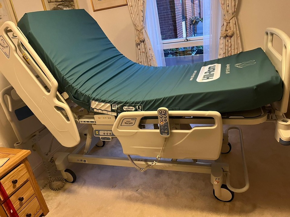 HillRom HR900 Hospital Bed-Split Side Rails & Hill Rom Mattress-VAT ...