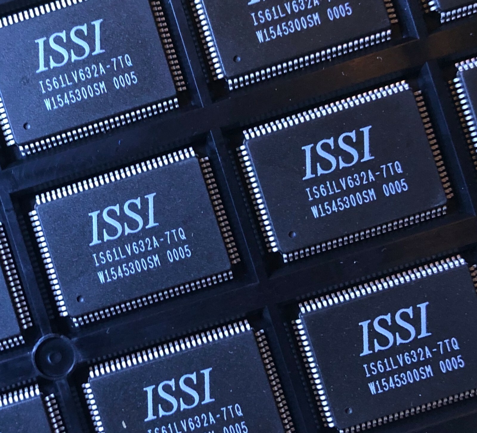 ISSI IS61LV632A-7TQ Cache SRAM, 32KX32, 7ns, CMOS, PQFP100 **NEW** Qty ...